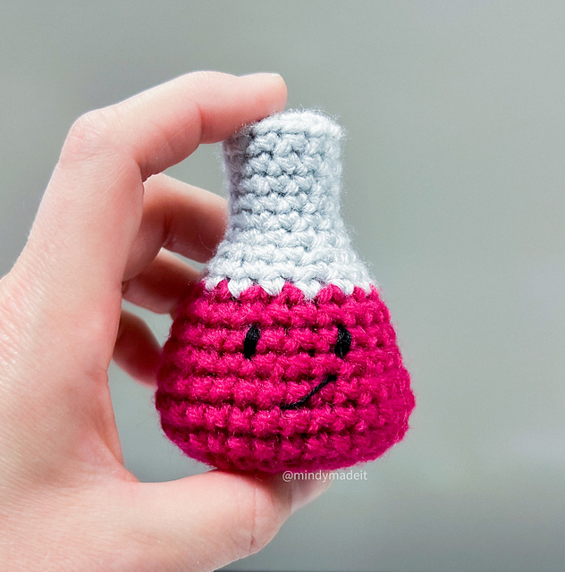 Ravelry: Beaker Buddy pattern by Mindy Lund