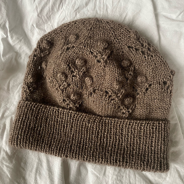 Ravelry: Blomstret hue pattern by Agnethe Glud (Minipster)