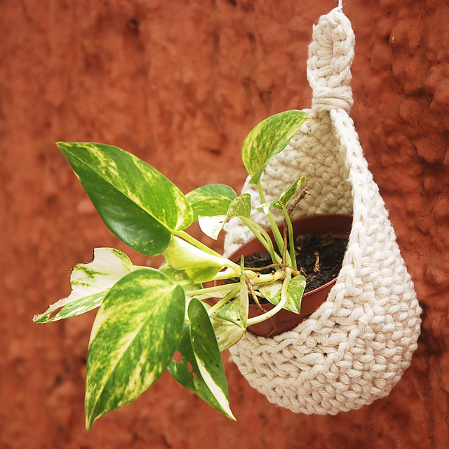 Ravelry: Hanging Pod pattern by Roseanna Murray