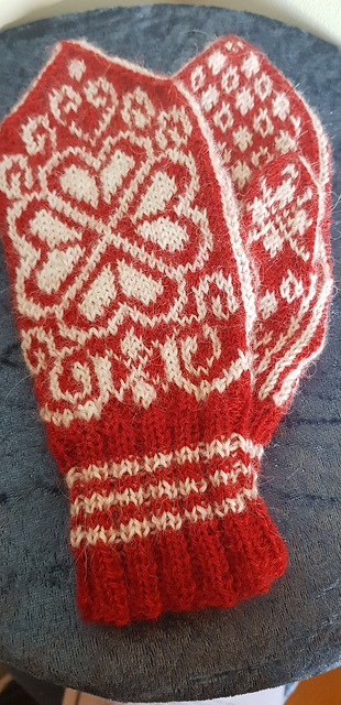 Ravelry: Golden Heart mittens pattern by Vaid Design