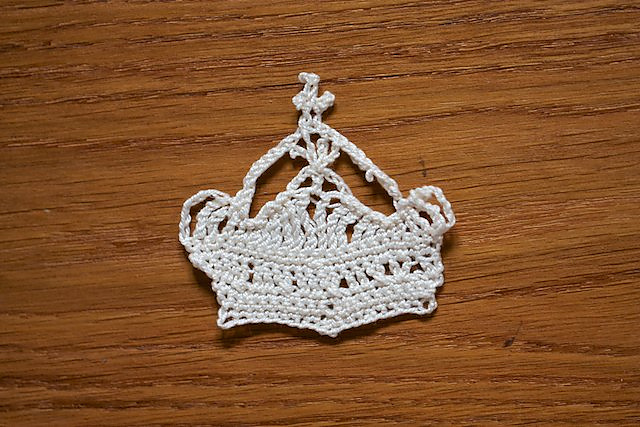 Ravelry: Keep Calm Crown Applique pattern by Amy Lynn Yarbrough