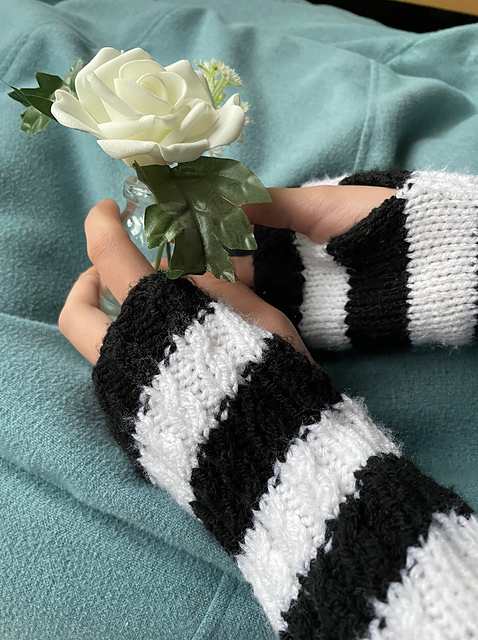 Ravelry: Humbug cabled wrist warmers pattern by Sandy Chapman