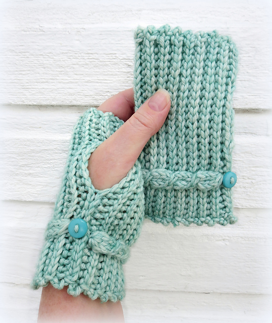 Ravelry: Minimetro Mitts pattern by Sue Perez