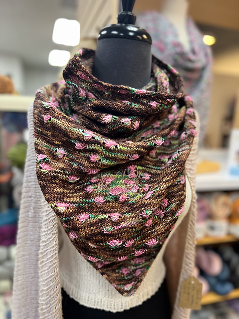 Ravelry: Water Lily Cowl (Assigned Pooling) pattern by Mu Fibers