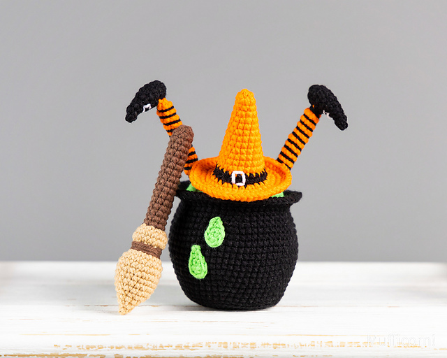 Ravelry: Witch cauldron pattern by Olga Chemerys