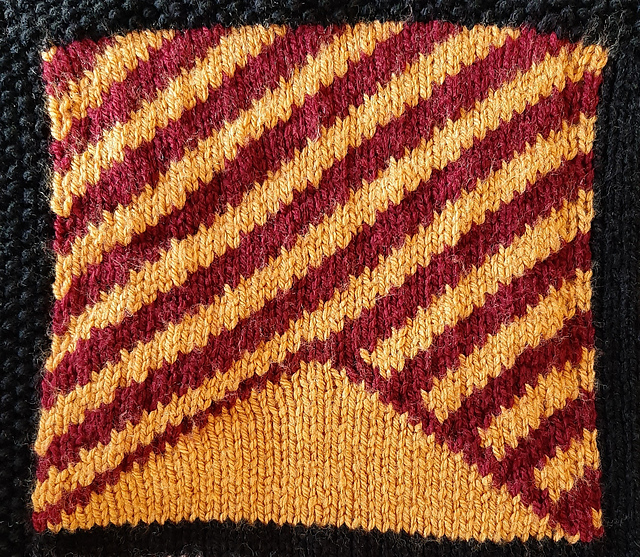 Ravelry: Ravenclaw / Gryffindor flag pattern by MuisKnitting