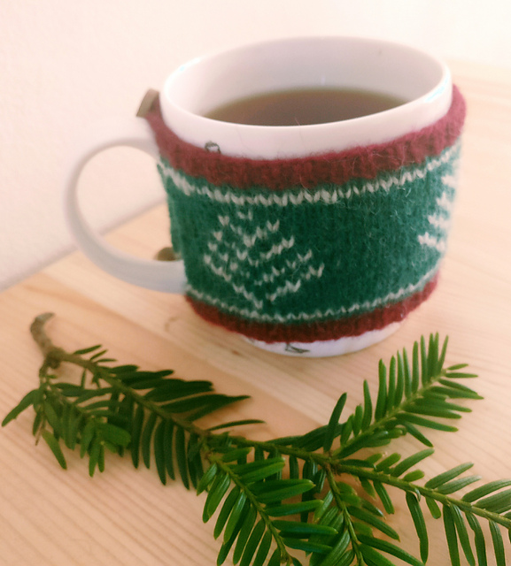 Ravelry: Christmas Tree Mug Warmer pattern by Munro Sisters3