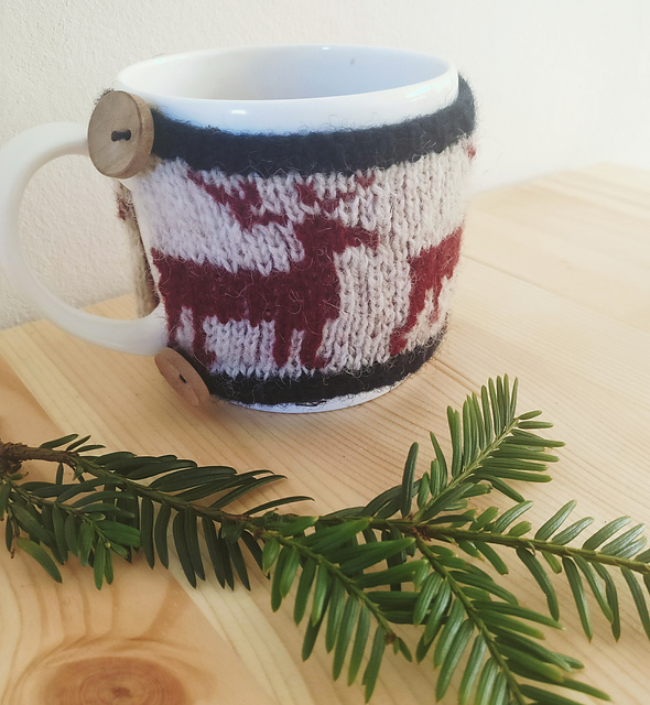 Ravelry: Reindeer Mug Warmer pattern by Munro Sisters3