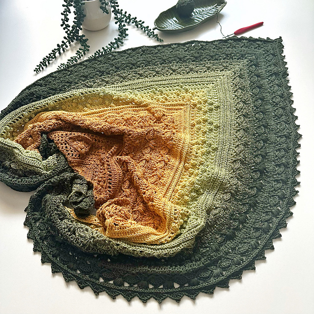 Ravelry: Erulissë Shawl pattern by K.A.M.E. Crochet