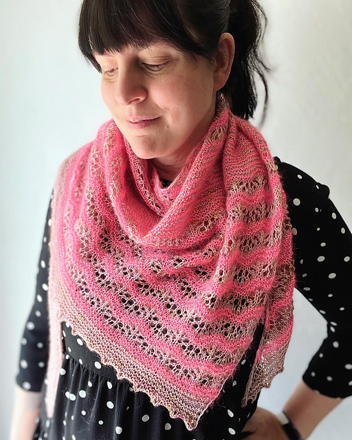 Ravelry: Allaria pattern by Nadia Crétin-Léchenne