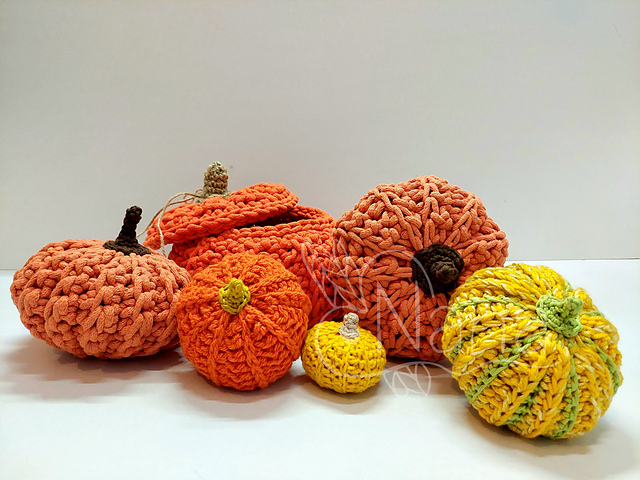 Ravelry: Mini Pumpkin pattern by Melinda Molnar