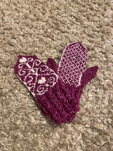 Ravelry: Koukeroiset lapaset pattern by Näpertelytöitä, Marjo Haataja