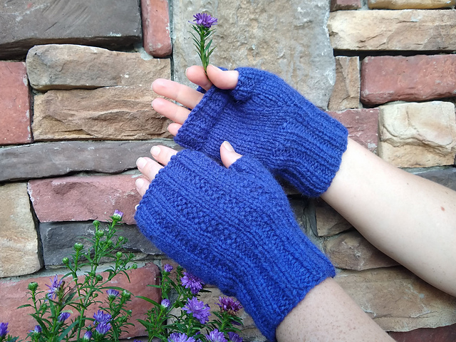 Ravelry: Stratus Fingerless mitts pattern by Natalia Pleshko