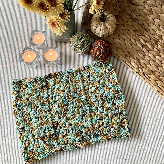 Ravelry: Winter Burst Granny Square Cowl pattern by Mallory Krall