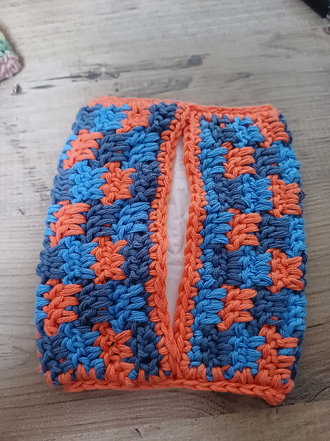 Ravelry: Interlinked block tissue pouch pattern by Nicola Penistone