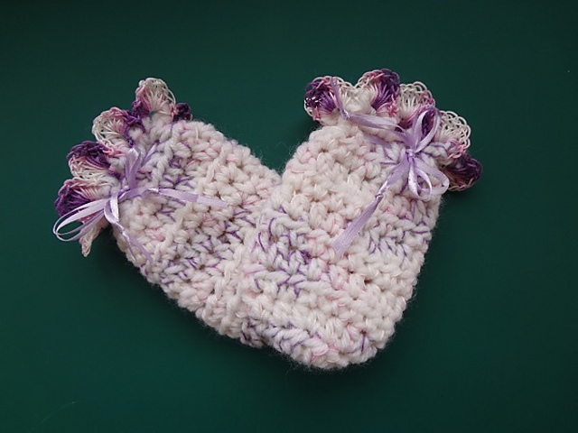 Ravelry: Easy Peasy Baby Mitts pattern by Jennifer Gregory