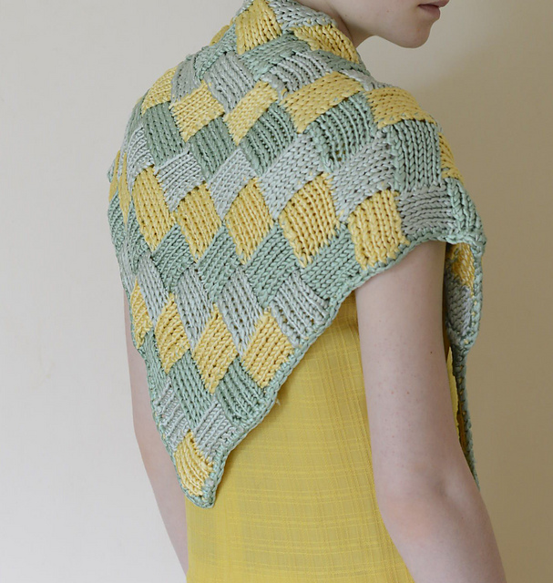 Ravelry: Entrelac Triangle Shawl pattern by Makiko Okamoto (岡本 真希子)