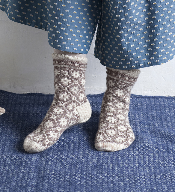 Ravelry: p.25 Star socks pattern by Tomo Sugiyama (すぎやまとも)