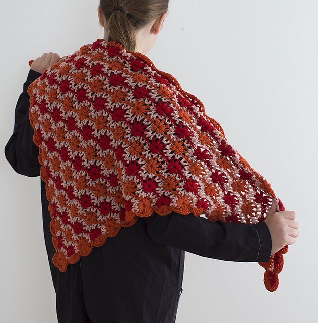 Ravelry: D. Triangle Shawl - Maple Leaf Stitch pattern by Saichika ( サイチカ )