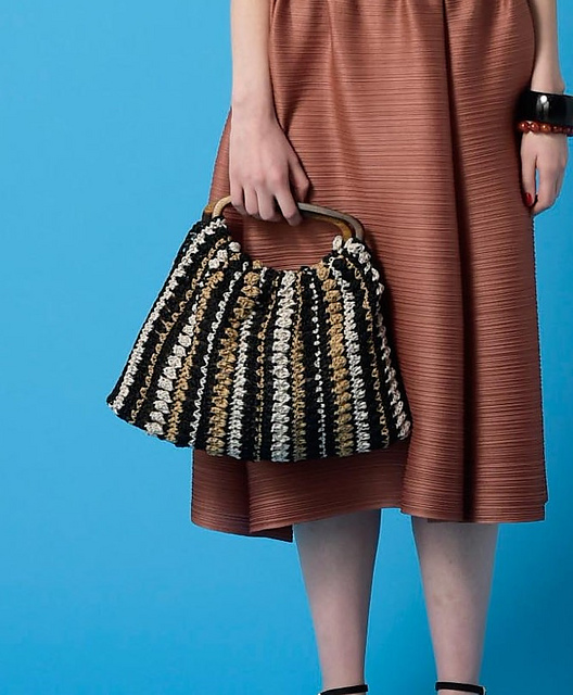Ravelry: p.92 Bobble Braid Bag pattern by Yuka Koshizen (越膳夕香)
