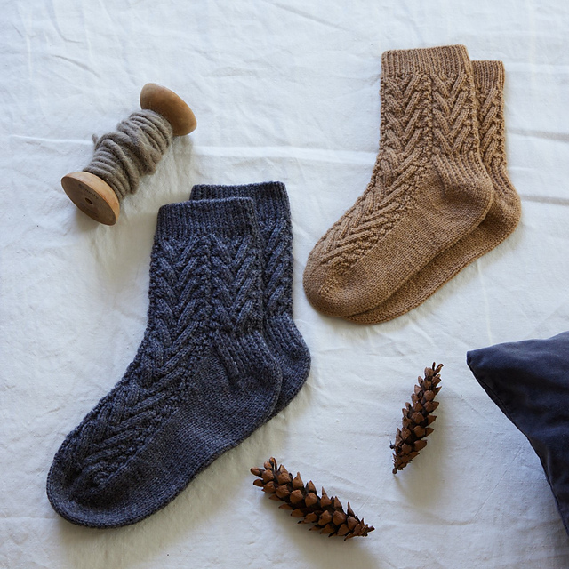 Ravelry: p.16 Aran Socks pattern by Reiko Okuzumi 奥住玲子