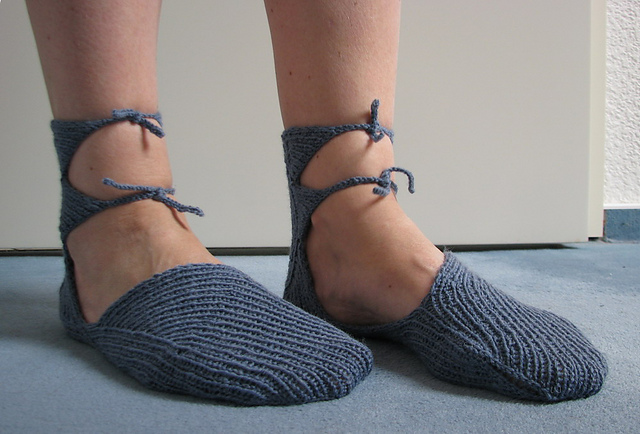 Ravelry: Tie Socks pattern by Lynne Barr