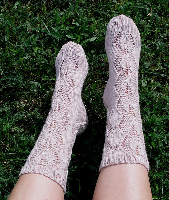 Ravelry: Furled Leaf Socks pattern by Hélène Rush