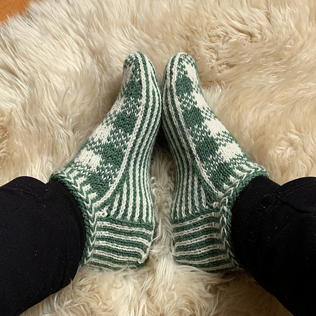 Ravelry: Two-coloured bardot slippers pattern by Anita Widell