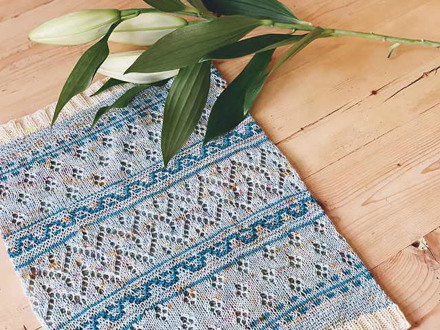 Ravelry: Asphodel Cowl pattern by Tracy Arnold | Norah George Yarns