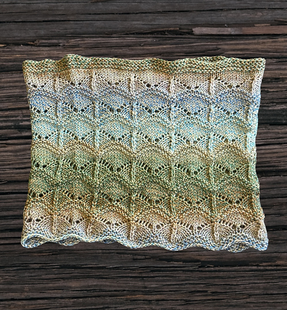 Ravelry: The Wavy Wave Cowl pattern by Linda Daniels
