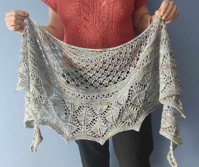 Ravelry: Chal Lacería pattern by Esther Lara