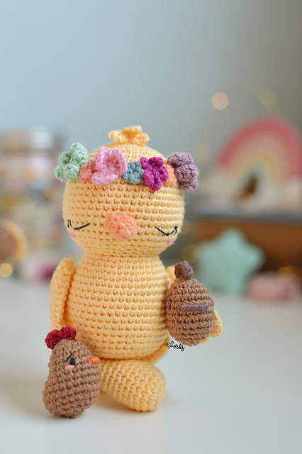 Ravelry: Pollito y mini gallina amigurumi pattern by Jennifer C F