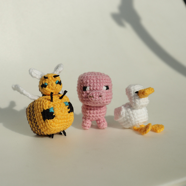 Ravelry: Minecraft Keychain Set – Pig, Bee, Chicken pattern by Oh My Chibi