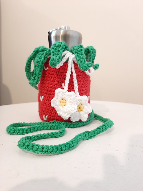Ravelry: Fragola bottle holder pattern by Saliha Maglietta