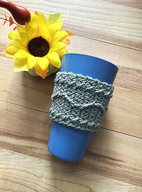 Ravelry: Wavy Line Cup Cozy pattern by Olha Bykova