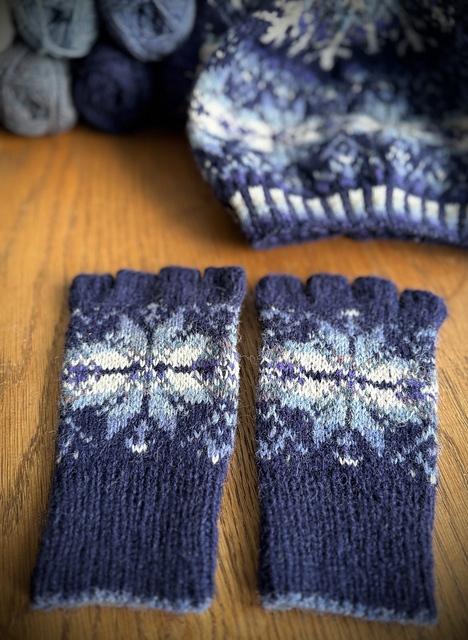 Ravelry: Nort Ness Fingerless Gloves pattern by Ooieknits ~ Tracey Doyle