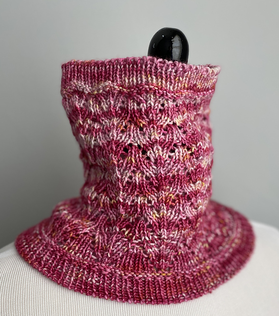 Ravelry: Echinacea Cowl pattern by Sarah Jordan