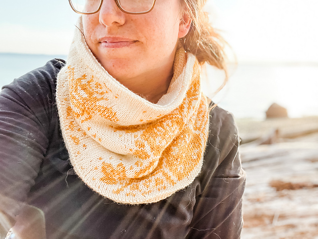 Ravelry: Mellifera Cowl (Reversible) pattern by Jamie Lomax
