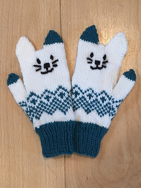 Ravelry: Pamclyde's Gwennie's Kitten Mittens