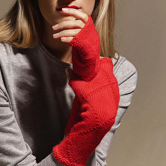 Ravelry: Zula Wrist Warmers pattern by Pascuali Collezioni