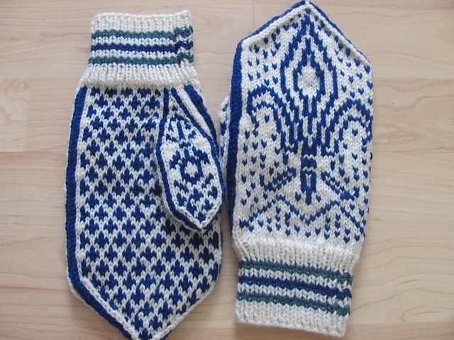 Ravelry: mitaines fleur de lys pattern by Isabelle Allard