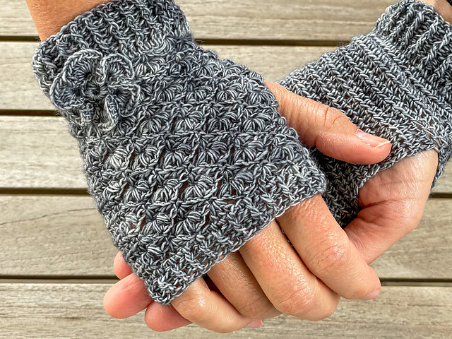 Ravelry: Puff Lace Mittens pattern by Peppergoose (Susannah Kate)