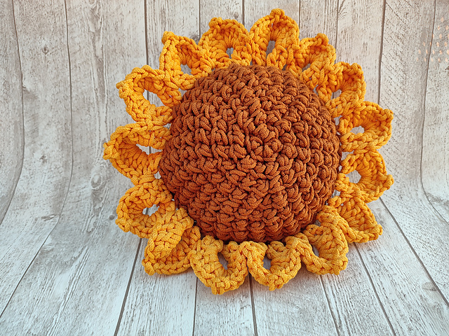 Ravelry: Sunflower Crossbody Bag pattern by NATESSA | Sacred Crochet Art