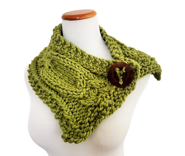 Ravelry: Knots and twists cowl pattern by Petra Breakstone
