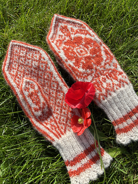 Ravelry: Valmue Votter pattern by Eva Skulbru Eriksen