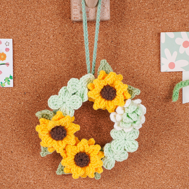 Ravelry: Sunshine Wreath pattern by Phoa Crochet