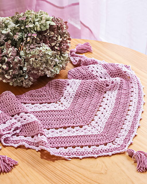 Ravelry: Hydrangea chal pattern by Pim, pam, teje