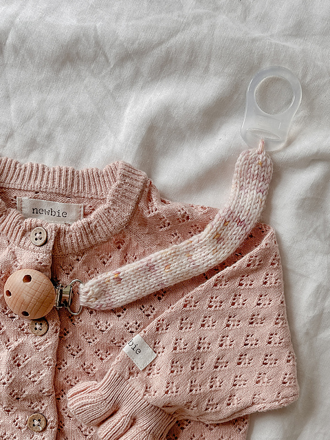 Ravelry: Basic Smokkesnor // Basic Pacifier Clip pattern by Marielle Skudal