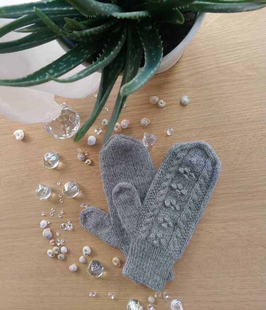 Ravelry: Berry Garden Mittens pattern by Silvia Heke mai