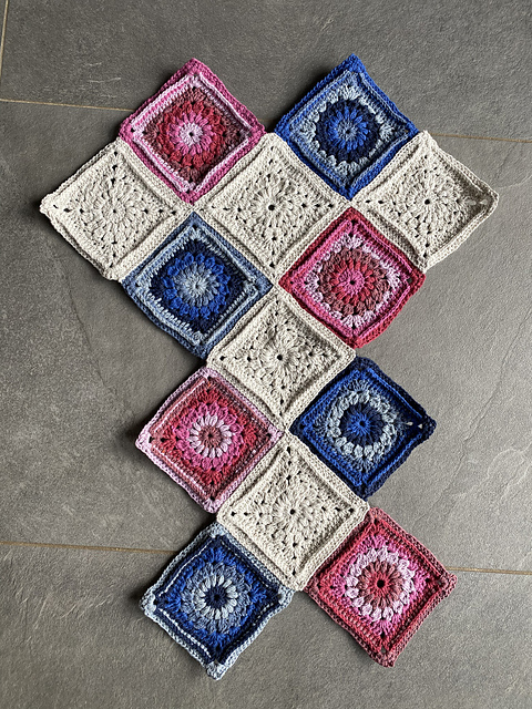 Ravelry: Pipaw's Ocean-Burst Granny-Square-Bag